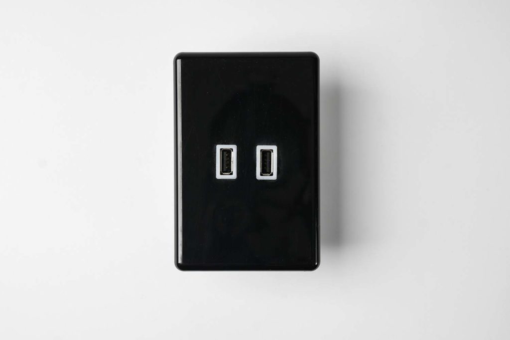 TOMACORRIENTE USB (color negro) – Tecnova
